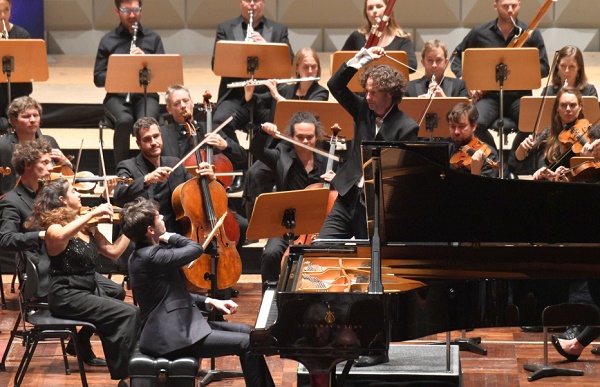 » WIESBADEN/ Kurhaus: Aurora Orchestra, Nicholas Collon, Leitung, Tom ...